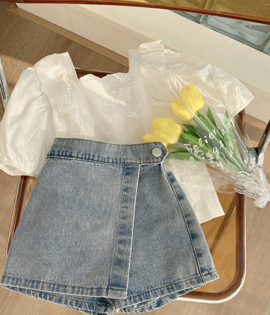 Jupe-short en jean avec chemise blanche style bohème – Mazyoud